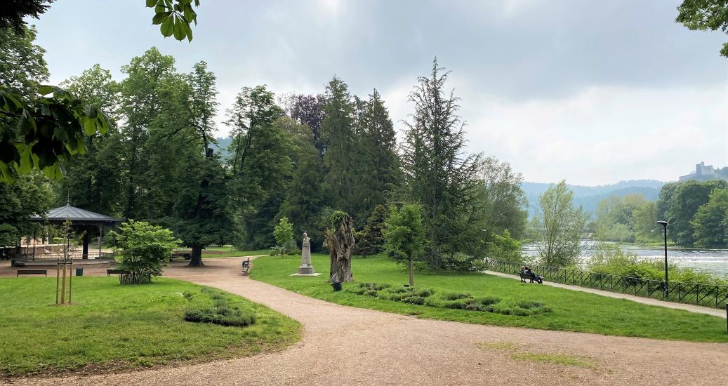 Le parc Micaud : un jardin à l'anglaise avec une vue sur le Doubs ...